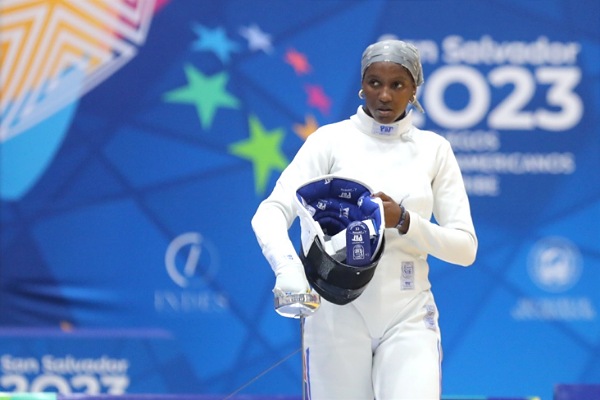 Yania dibujó de plata su sable...