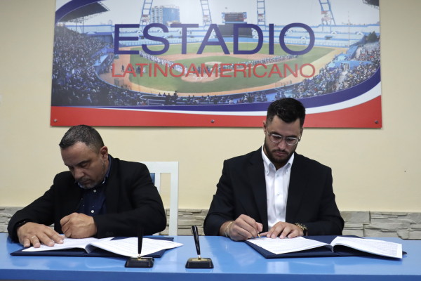 Ariel "firma" con Luchadores y con el Clásico Mundial de Beisbol